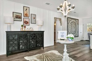 Casa, várias camas, banheira de imersão (2933 N St Hwy 16) | Saguão