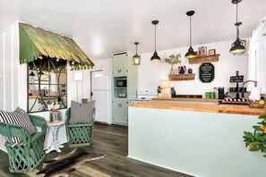 Casa, várias camas, banheira de imersão (2933 N St Hwy 16) | Cozinha privada | Geladeira, micro-ondas, fogão, cooktop