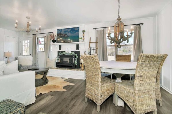 Casa, várias camas, banheira de imersão (2933 N St Hwy 16) | Parte interna