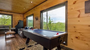 Cabine, várias camas, banheira de hidromassagem grande | Sala de jogos