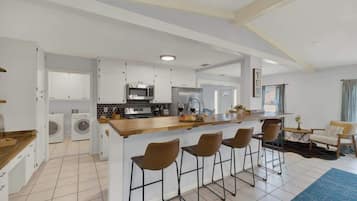Casa, várias camas, acesso à piscina (217 W. Driftwood) | Cozinha privada | Uma cafeteira/bule