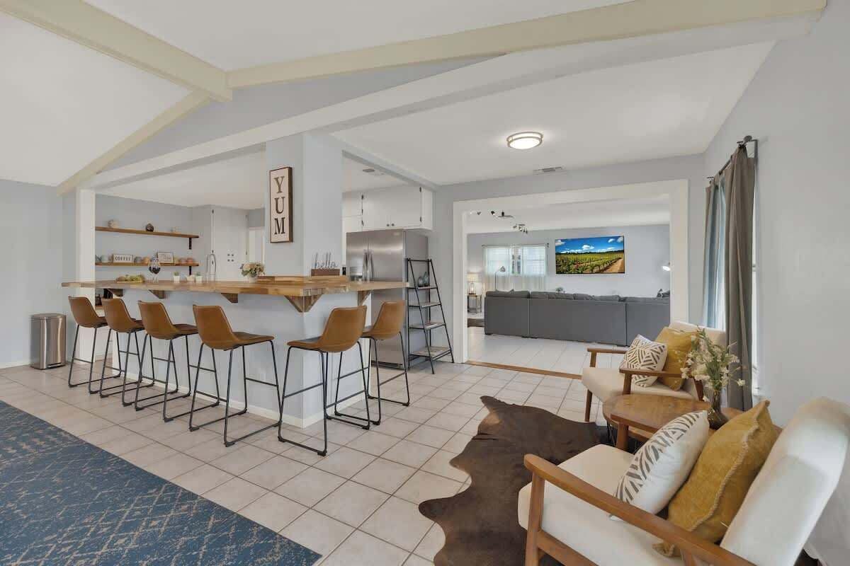 Casa, várias camas, acesso à piscina (217 W. Driftwood) | Interior