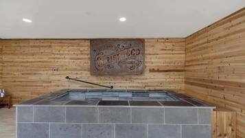 Casa, várias camas, acesso à piscina (217 W. Driftwood) | Spa | Sauna, banheira de hidromassagem