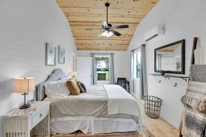 Casa de Campo, várias camas, pátio (6426 Old San Oak) | 2 quartos, com decoração personalizada, com mobília individualizada 