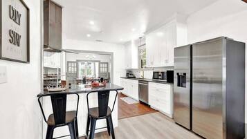 Casa, várias camas, acesso à piscina, vista para a piscina (106 East Nimitz) | Cozinha privada | Uma cafeteira/bule, uma chaleira elétrica