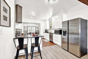 Casa, várias camas, acesso à piscina, vista para a piscina (106 East Nimitz) | Cozinha privada | Uma cafeteira/bule 