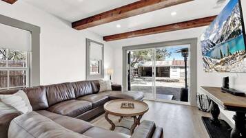 Casa, várias camas, acesso à piscina, vista para a piscina (106 East Nimitz) | Sala de estar | Base para leitor de MP3