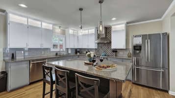 Casa, várias camas, banheira de hidromassagem grande, Vista para a cidade (112 W Mulberry St) | Cozinha privada | Uma cafeteira/bule