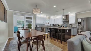 Casa, várias camas, banheira de hidromassagem grande, Vista para a cidade (112 W Mulberry St) | Interior