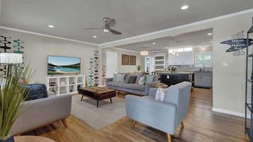 Casa, várias camas, banheira de hidromassagem grande, Vista para a cidade (112 W Mulberry St) | Sala de estar | Base para leitor de MP3