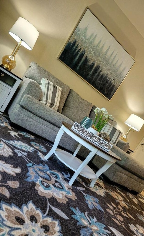 Lakeside Bliss: Near Airport & River City Marketplace - Jacksonville