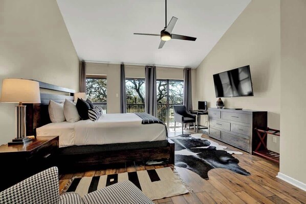 Apartamento em Condomínio Fechado, várias camas, acesso à piscina (371 W Lincoln C216) | 2 quartos, com decoração personalizada, com mobília individualizada 