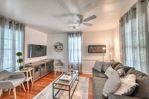 Casa, 1 cama King e sofá-cama, varanda, vista para a cidade (505 N Milam St) | Área de estar | TV, dock para MP3