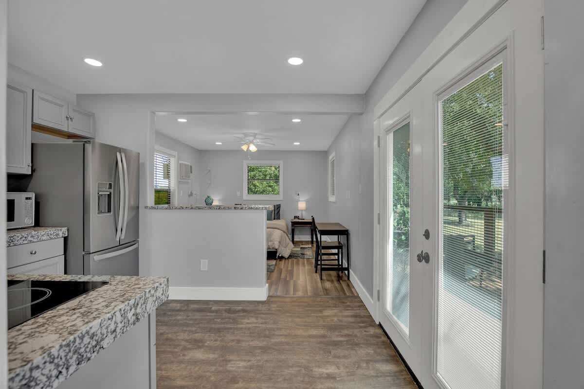 Casa, 1 cama queen-size, pátio (682 Old Comfort Gst) | Cozinha privada | Uma cafeteira/bule 