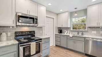 Casa, várias camas, pátio, Vista para a cidade (123 Ridgewood Dr) | Cozinha privada | Uma cafeteira/bule