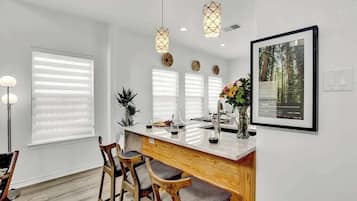 Casa, várias camas, banheira de hidromassagem grande (510 Mueller St #13) | Interior