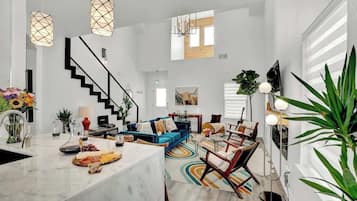 Casa, várias camas, banheira de hidromassagem grande (510 Mueller St #13) | Sala de estar | Lareira