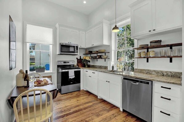 Casa, várias camas, pátio (403 W Austin Combo) | Cozinha privada | Uma cafeteira/bule