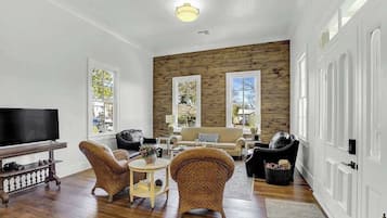 Casa, várias camas, pátio (403 W Austin Combo) | Sala de estar