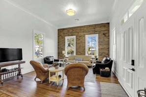 Casa, várias camas, pátio (403 W Austin Combo) | Sala de estar