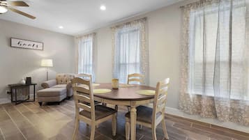 Casa, várias camas, pátio (1215 Lavaca) | Restaurantes