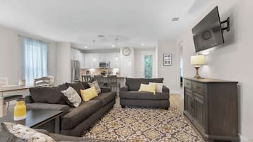 Casa, várias camas, pátio (1215 Lavaca) | Sala de estar