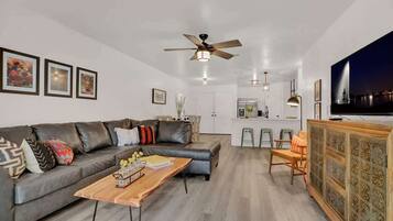 Apartamento, várias camas, banheira de hidromassagem grande (907 Hill St #4) | Sala de estar | Lareira