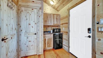Cabana, 1 cama King, banheira de imersão (3107 Keese Rd #3) | Cozinha privada | Cafeteira/chaleira