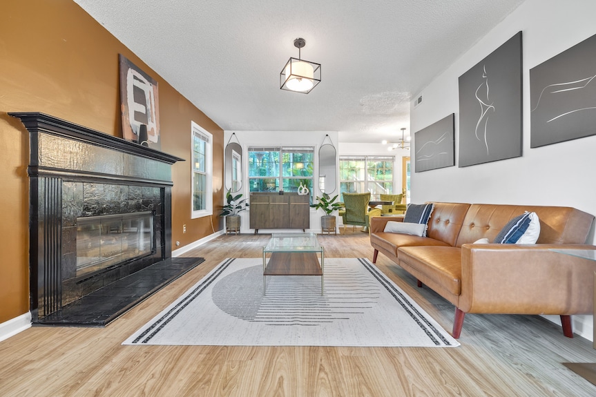 Convenient City Retreat With Massive Backyard, 10 Mins From Airport - Riverdale, GA