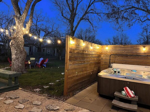 Casa, várias camas, banheira de hidromassagem grande (705 N Washington) | Terraço/pátio interior