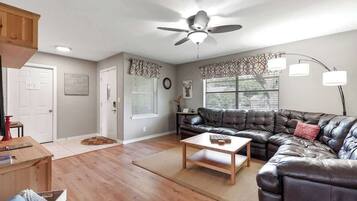 Casa, várias camas, banheira de hidromassagem grande (705 N Washington) | Sala de estar