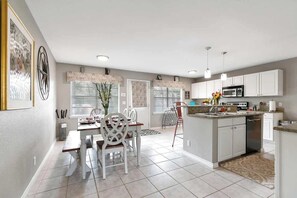 Casa, várias camas, banheira de hidromassagem grande (705 N Washington) | 3 quartos, com decoração personalizada, com mobília individualizada 