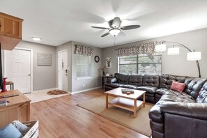 Casa, várias camas, banheira de hidromassagem grande (705 N Washington) | Sala de estar