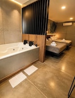 Suite-Estúdio Deluxe | Roupa de alta qualidade, camas de colchão pillowtop, minibar