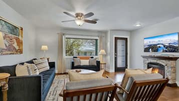 Casa, várias camas, acesso à piscina (603 W Travis St) | Sala de estar | Lareira