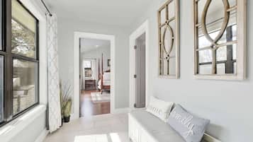 Casa, várias camas, acesso à piscina (603 W Travis St) | Interior