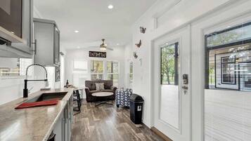 Casa, 1 cama King, varanda (#26 3567 US 290 E) | Parte interna