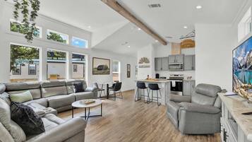 Casa, várias camas, pátio (#22 3567 US 290 E) | Sala de estar