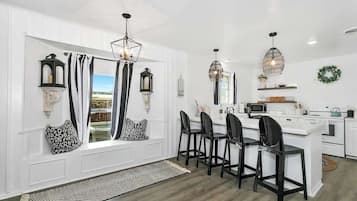 Casa, várias camas, banheira de hidromassagem grande, Vista para a cidade (111 Cristol) | Cozinha privada | Uma cafeteira/bule