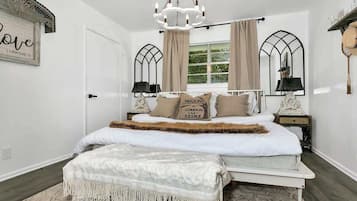 Casa, várias camas, banheira de hidromassagem grande, Vista para a cidade (111 Cristol) | 3 quartos, com decoração personalizada, com mobília individualizada