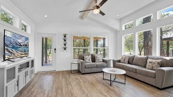 Casa, várias camas, pátio (#21 3567 US 290 E) | Sala de estar