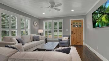 Casa, várias camas, acesso à piscina (264 S College St) | Sala de estar