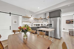 Casa, várias camas, pátio, Vista para a cidade (215 Mistletoe- A) | 3 quartos, com decoração personalizada, com mobília individualizada