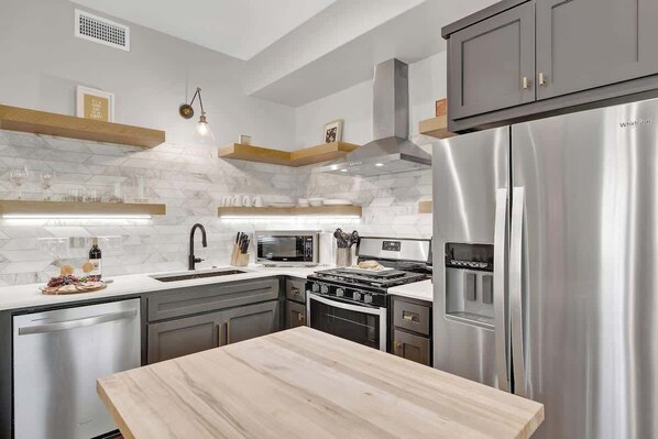 Casa, várias camas, pátio, Vista para a cidade (215 Mistletoe- A) | Cozinha privada | Uma cafeteira/bule