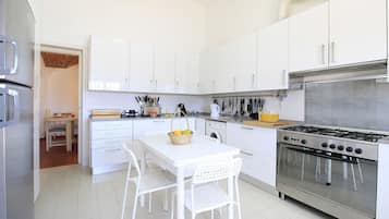 Villa, 3 quartos, acesso à piscina | Cozinha privada | Um micro-ondas, um forno, uma máquina de lavar louça