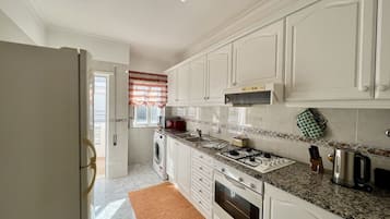 Apartamento, 2 quartos, 2 casas de banho | Cozinha privada | Um micro-ondas, um forno, uma cafeteira/bule, uma chaleira elétrica