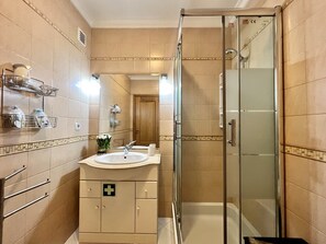 Apartamento, 2 quartos, terraço | Casa de banho | Um polibã, toalhas fornecidas 