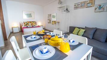 Apartamento, 1 quarto, acesso à piscina | Refeições no quarto