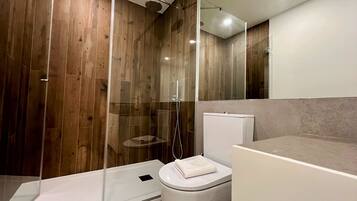 Apartamento, 2 quartos, 2 casas de banho | Casa de banho | Um polibã, toalhas fornecidas