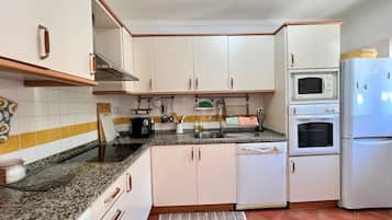 Apartamento, 2 quartos, acesso à piscina | Cozinha privada | Micro-ondas, fogão, lava-louças, cafeteira/chaleira